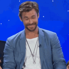 Actor Chris Hemsworth Thumbs Up While Nodding GIF | GIFDB.com