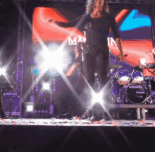 Singer On Stage Take A Bow GIF | GIFDB.com