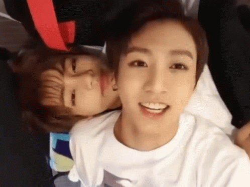 Taekook Leaning On Each Other GIF | GIFDB.com