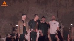 Gifs De Coldplay Coldplay Celebrates Tour Of The Year Win With