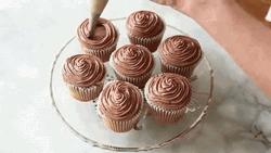 Cupcake Pipe Icing GIF | GIFDB.com