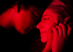 Euphoria Rue Bennett Jules Vaughn Crying GIF | GIFDB.com