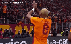 Football Player Bowing Thank You All GIF | GIFDB.com