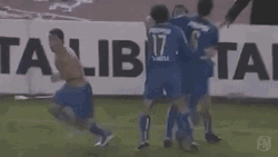 Football Player Chicken Dance While Running GIF | GIFDB.com