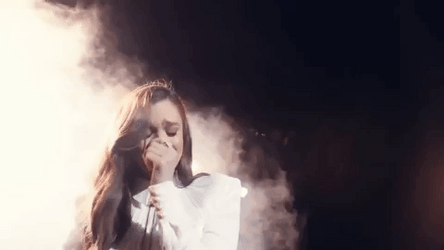 Hailee Steinfeld Crying In Concert GIF | GIFDB.com