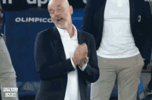 Italian Hand Gesture Stefano Pioli Explaining GIF | GIFDB.com