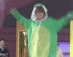 Korean Star Rawr On Stage GIF | GIFDB.com