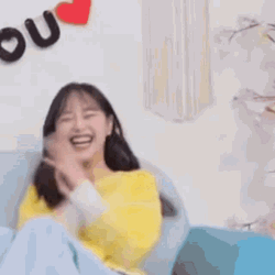 Laugh Clapping Chuu Loona GIF | GIFDB.com
