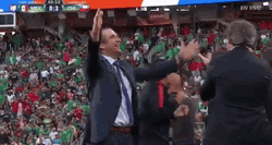 Lots Of People Watching Dibu Play GIF | GIFDB.com