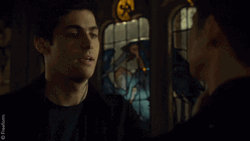 Matthew Daddario Kissing Magnus Bane GIF | GIFDB.com