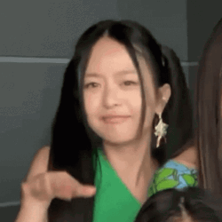 Newjeans Hanni Tell To Come Over GIF | GIFDB.com