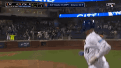 Pete Alonso Jog GIF | GIFDB.com