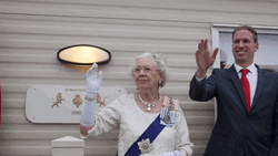 Queen Wave With Gloves GIF | GIFDB.com