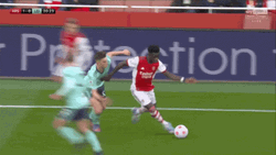 Saka Running While Kicking The Ball GIF | GIFDB.com
