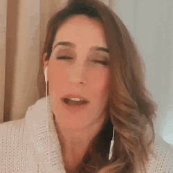 Soledad Pastorutti Flying Kiss Mua GIF | GIFDB.com
