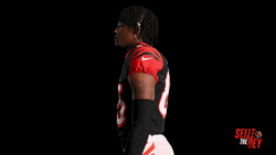 Tee Higgins Side View GIF | GIFDB.com
