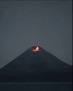 Volcano Eruption Lava Splash Lightning GIF | GIFDB.com